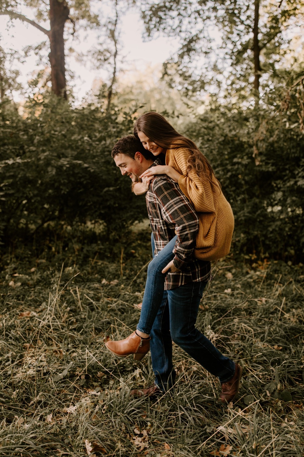 Cute Fall Engagement Photo Ideas